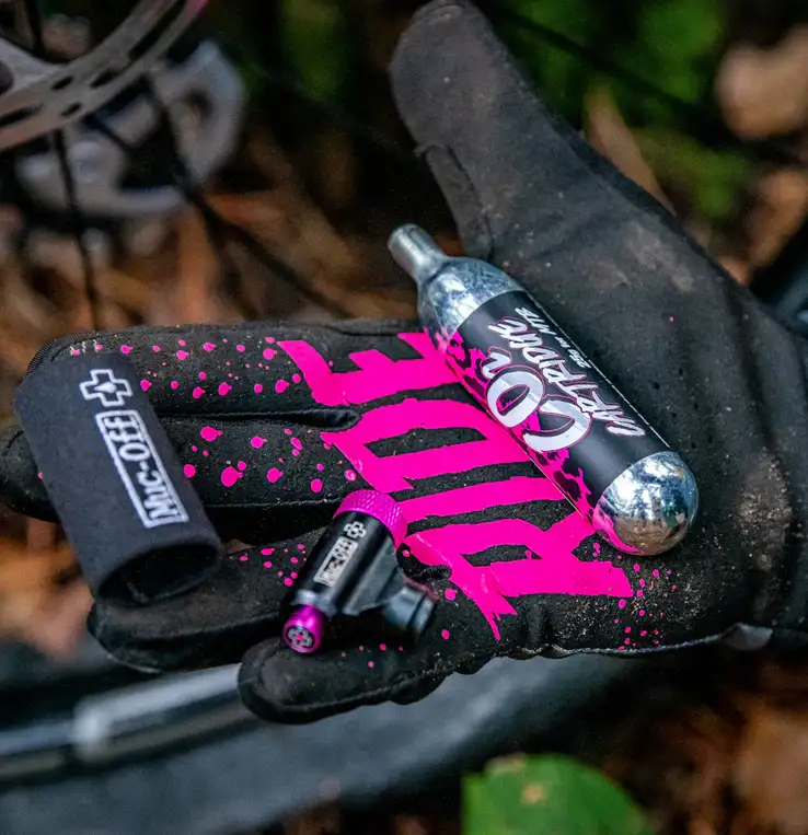 BOMBICA MUC-OFF MTB KIT + 2x25g CO2 - Enduro